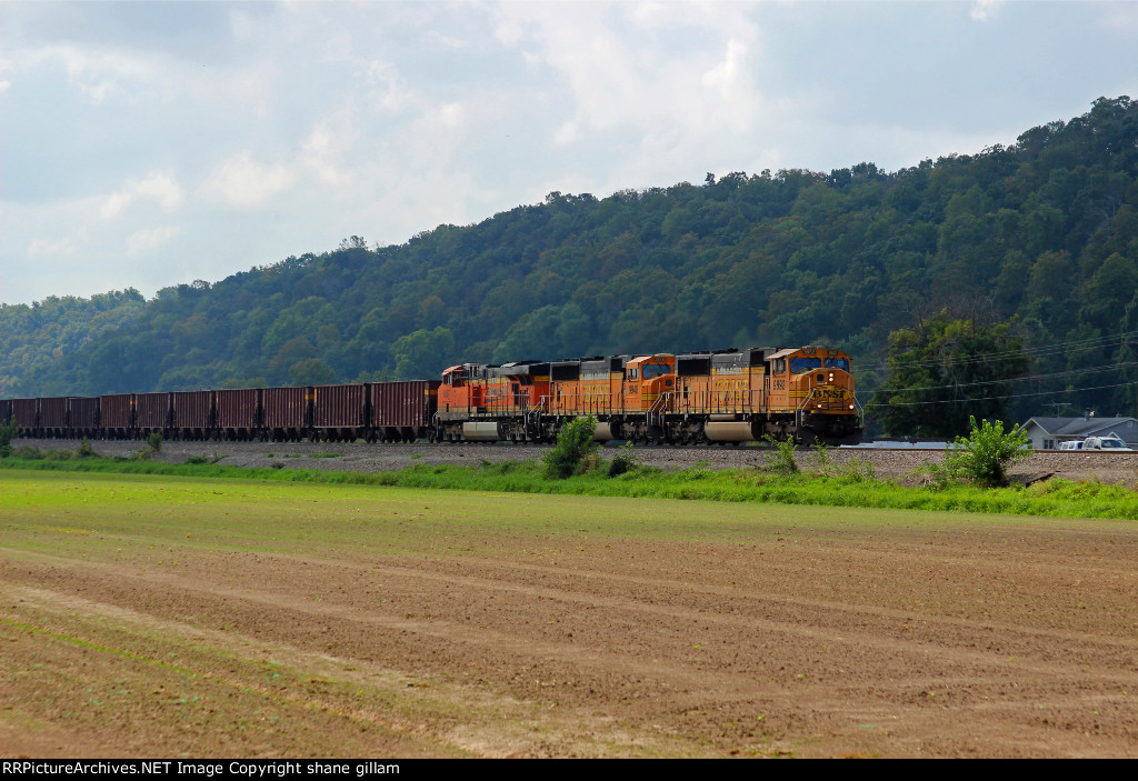 BNSF 9892 Leads a empty ore train Nb.
